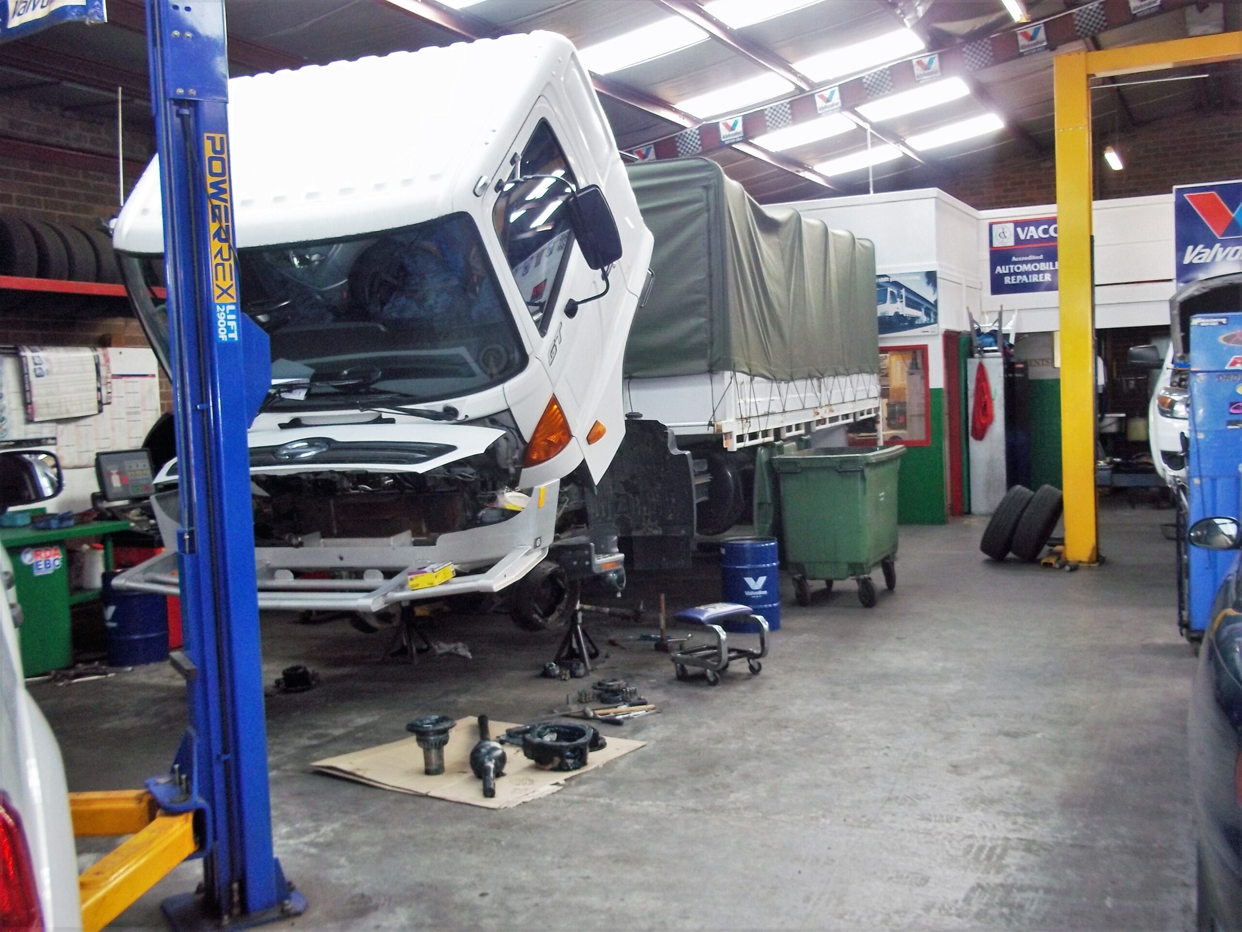 5 Tips for Choosing the Right Truck Repair Service - 2025 Guide